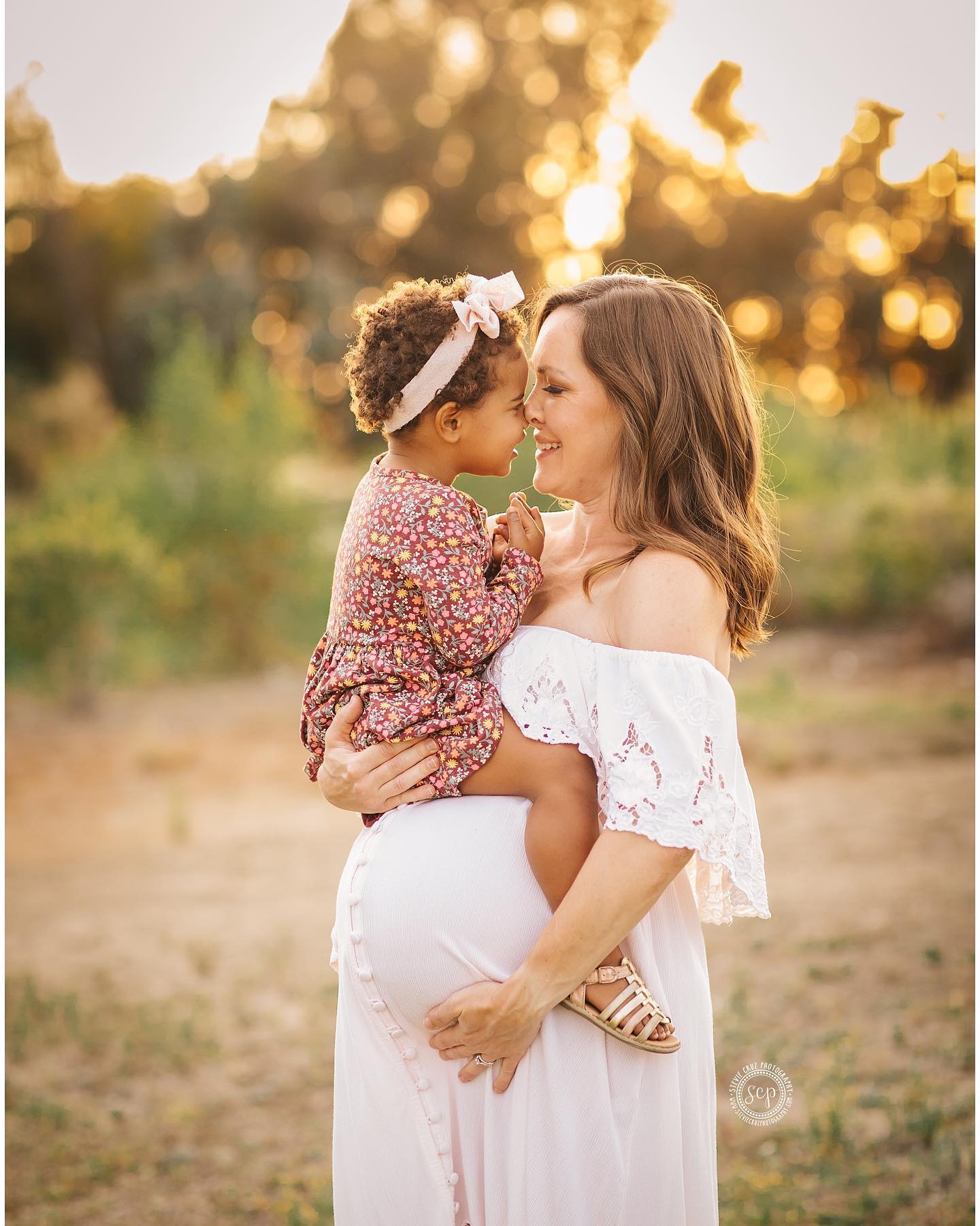 Beautiful outdoor maternity photos | Sunset maternity ideas